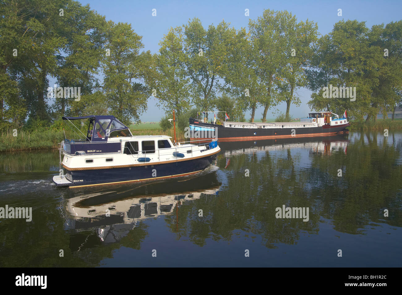 Frachter auf dem wasser Stockfotos und -bilder Kaufen - Alamy
