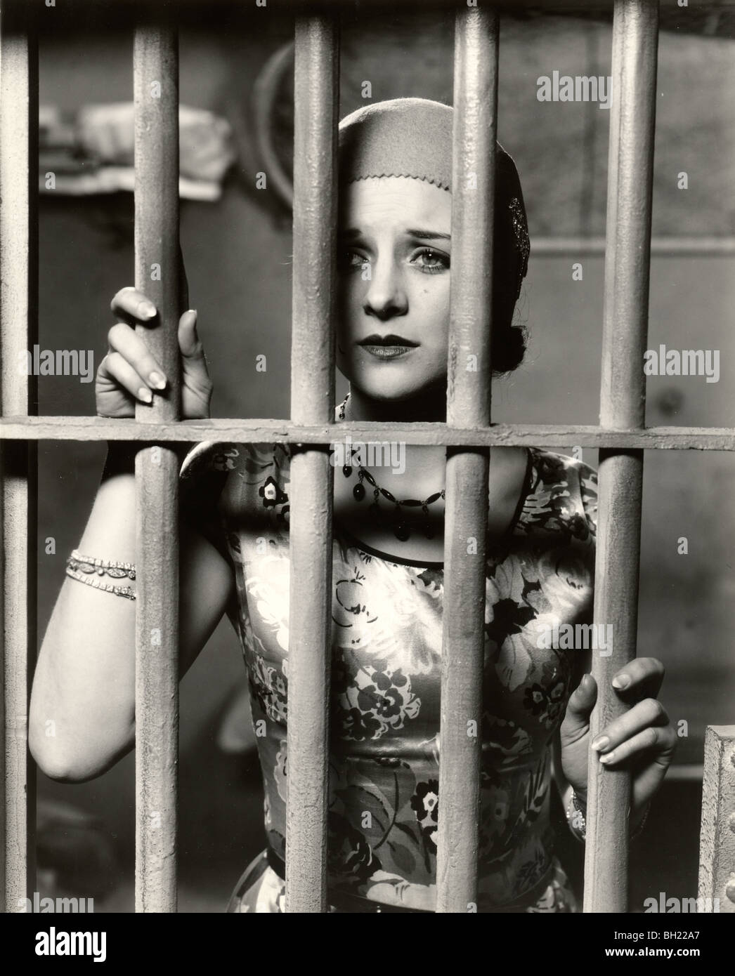 Schöne Frau hinter Gittern im Gefängnis Stockfotografie - Alamy