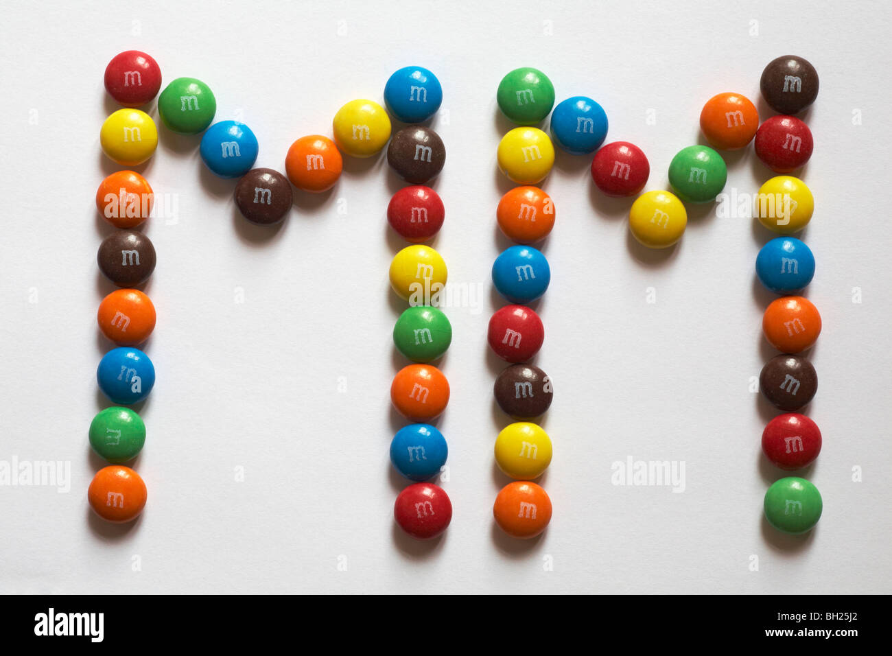 Choco M & Ms Süßigkeiten in zwei Buchstaben Ms angeordnet ...