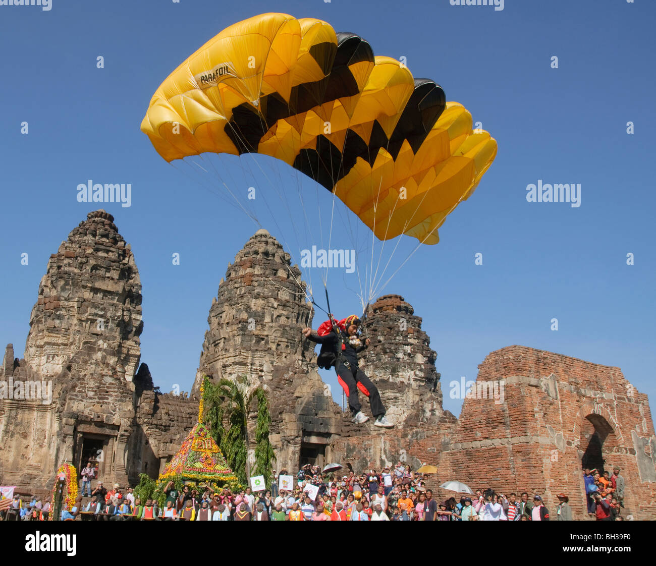 Fallschirmspringer landet im wichtigsten Tempel auf dem Affen-Bankett ...