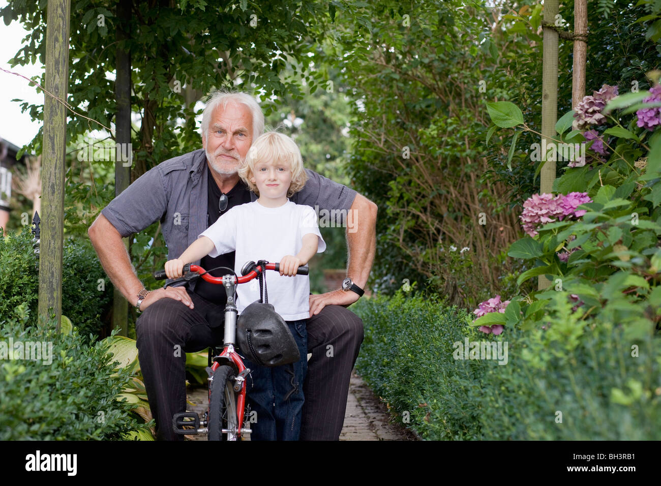 Kinder lernen zu radeln -Fotos und -Bildmaterial in hoher Auflösung – Alamy