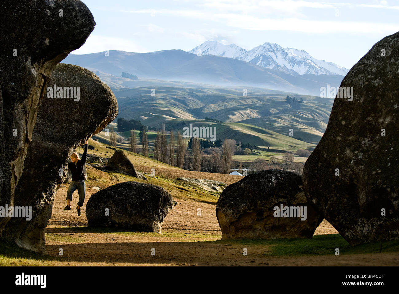 Hängen mit nur seine Hände, sucht ein junger Mann einen Fuß Halt auf ...