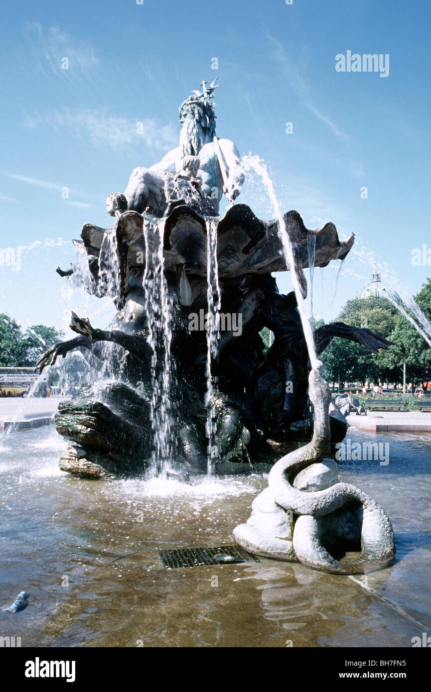1. August 2009 - Neptunbrunnen (Neptunbrunnen) nahe Alexanderplatz in ...
