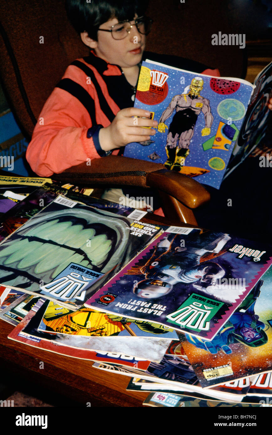 Teenage Boy 2000 AD Judge Dredd Comics lesen Stockfotografie - Alamy