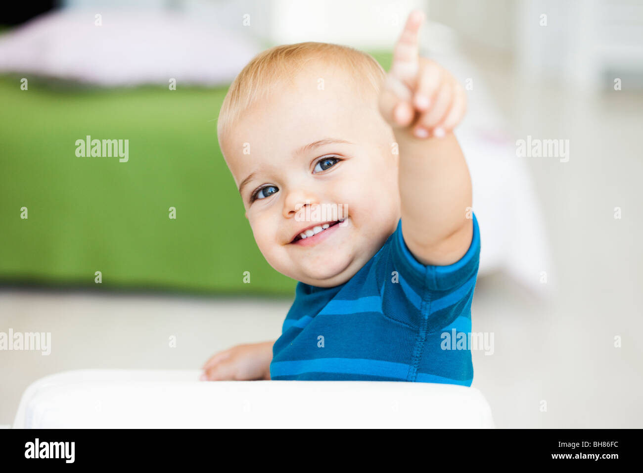 Zeigefinger auf die kamera -Fotos und -Bildmaterial in hoher Auflösung – Alamy