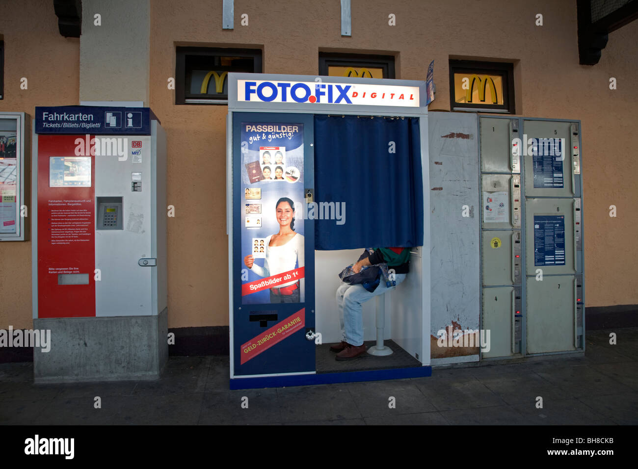 Passport photo booth -Fotos und -Bildmaterial in hoher Auflösung – Alamy