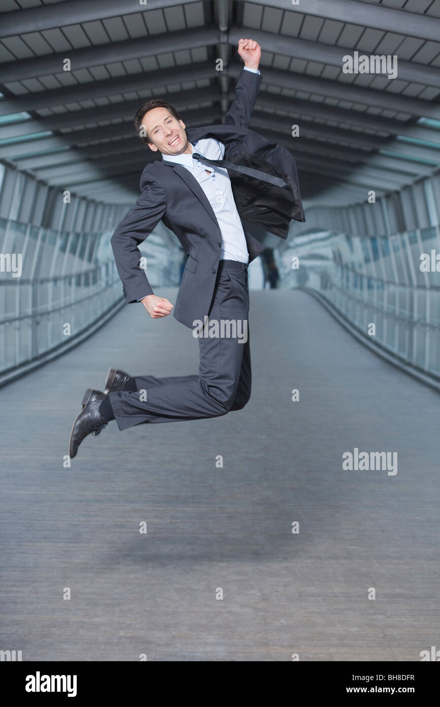 Hochspringen jubel -Fotos und -Bildmaterial in hoher Auflösung – Alamy