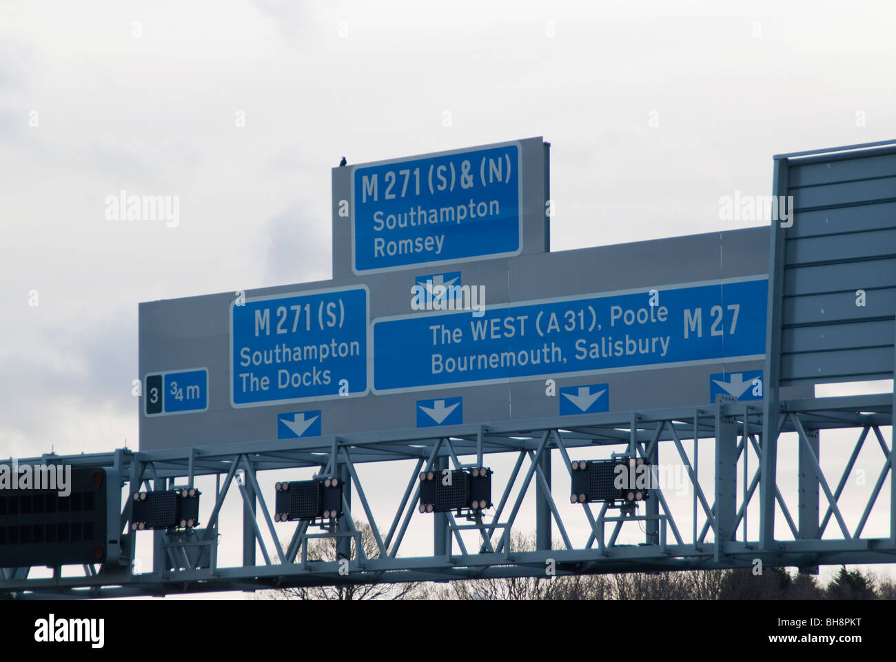 Motorway signs overhead gantry -Fotos und -Bildmaterial in hoher ...
