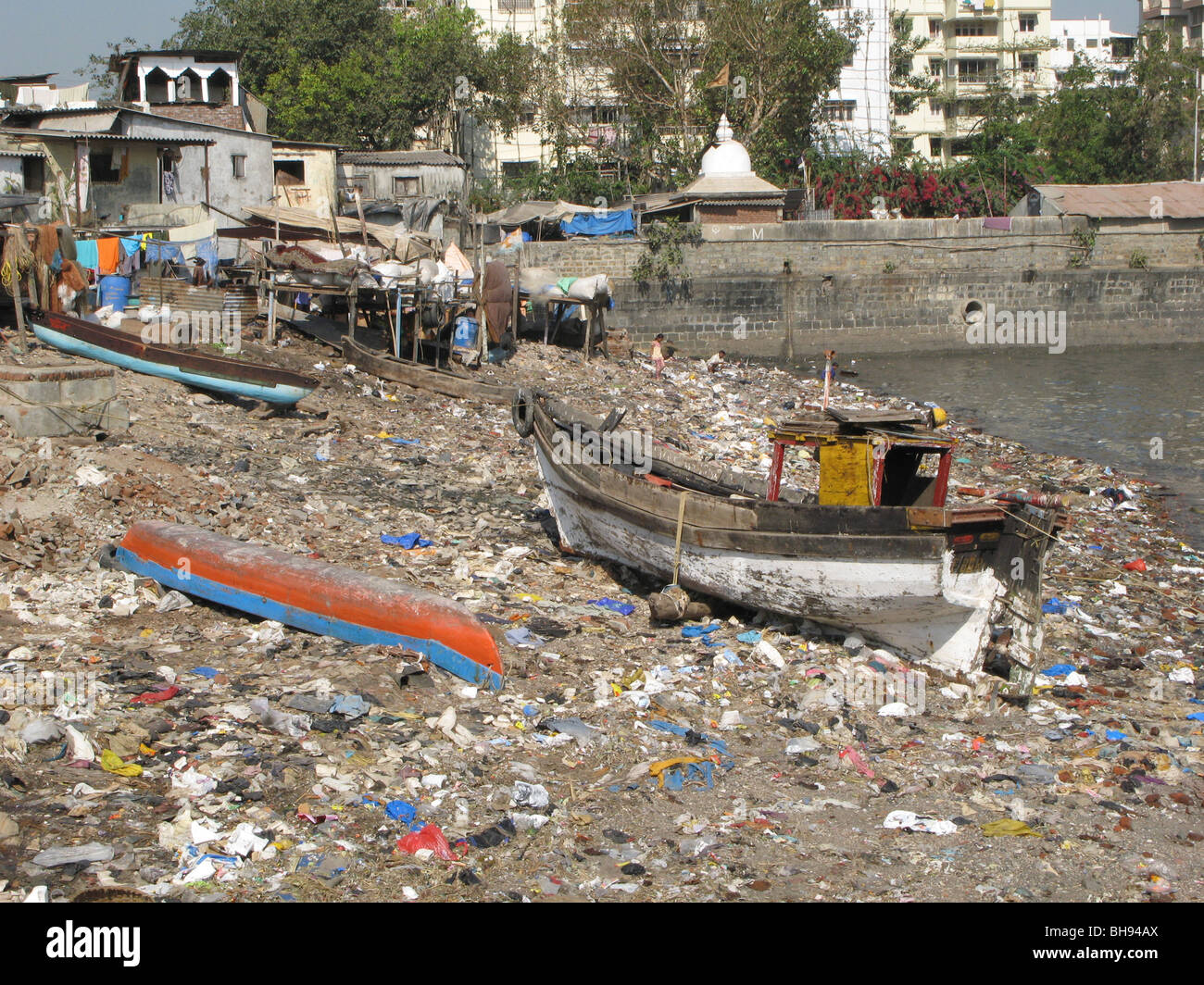 Indien-Slums am Hafen in Colaba mit neuen Hochhäuser im Hintergrund ...