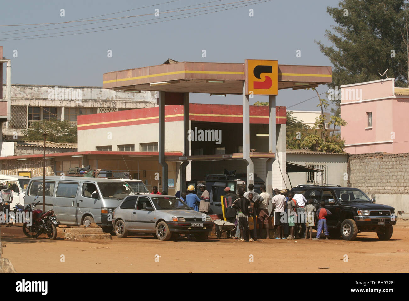 Menschen in die Warteschlange für Benzin an der Tankstelle in Menongue ...