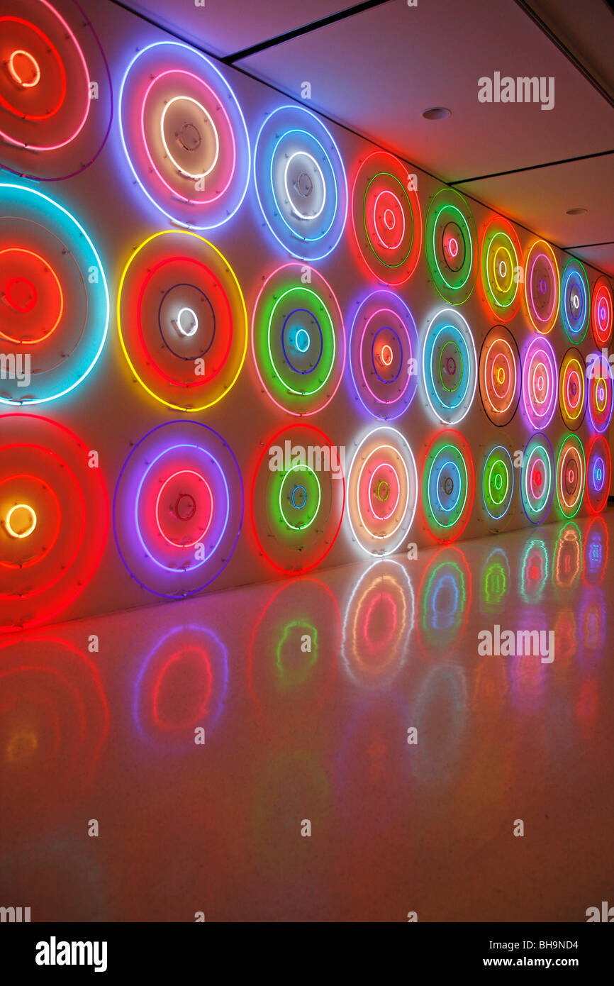 Neon Wall Stockfotos und -bilder Kaufen - Alamy