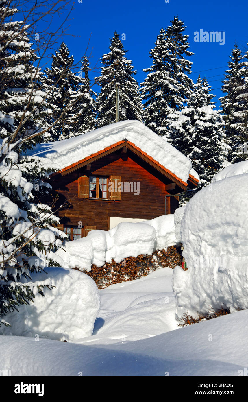 Winter schnee schweizer chalets -Fotos und -Bildmaterial in hoher Auflösung – Alamy