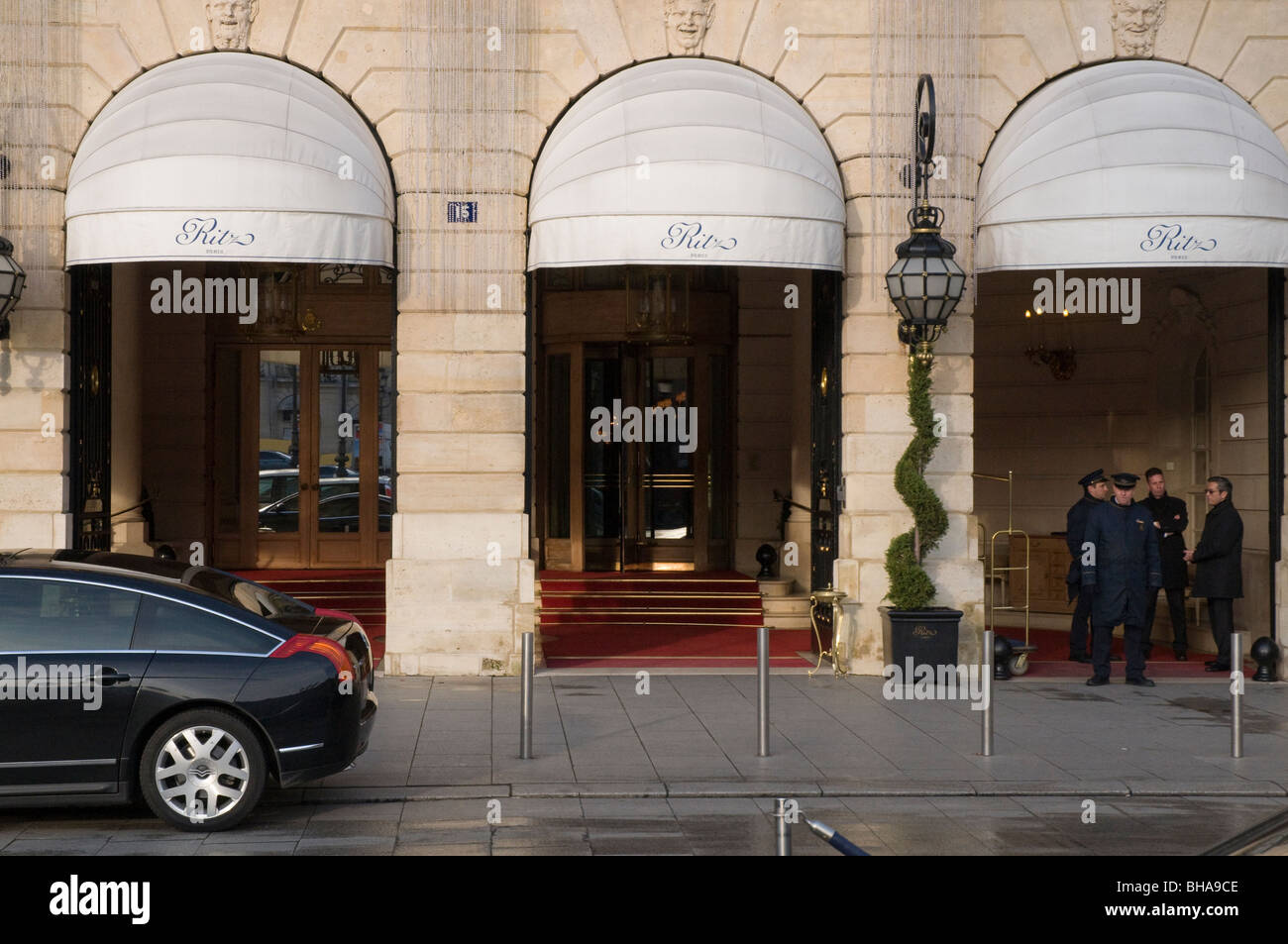 Der Eingang des Palace Hotel Ritz; Platz Vendome in Paris ...