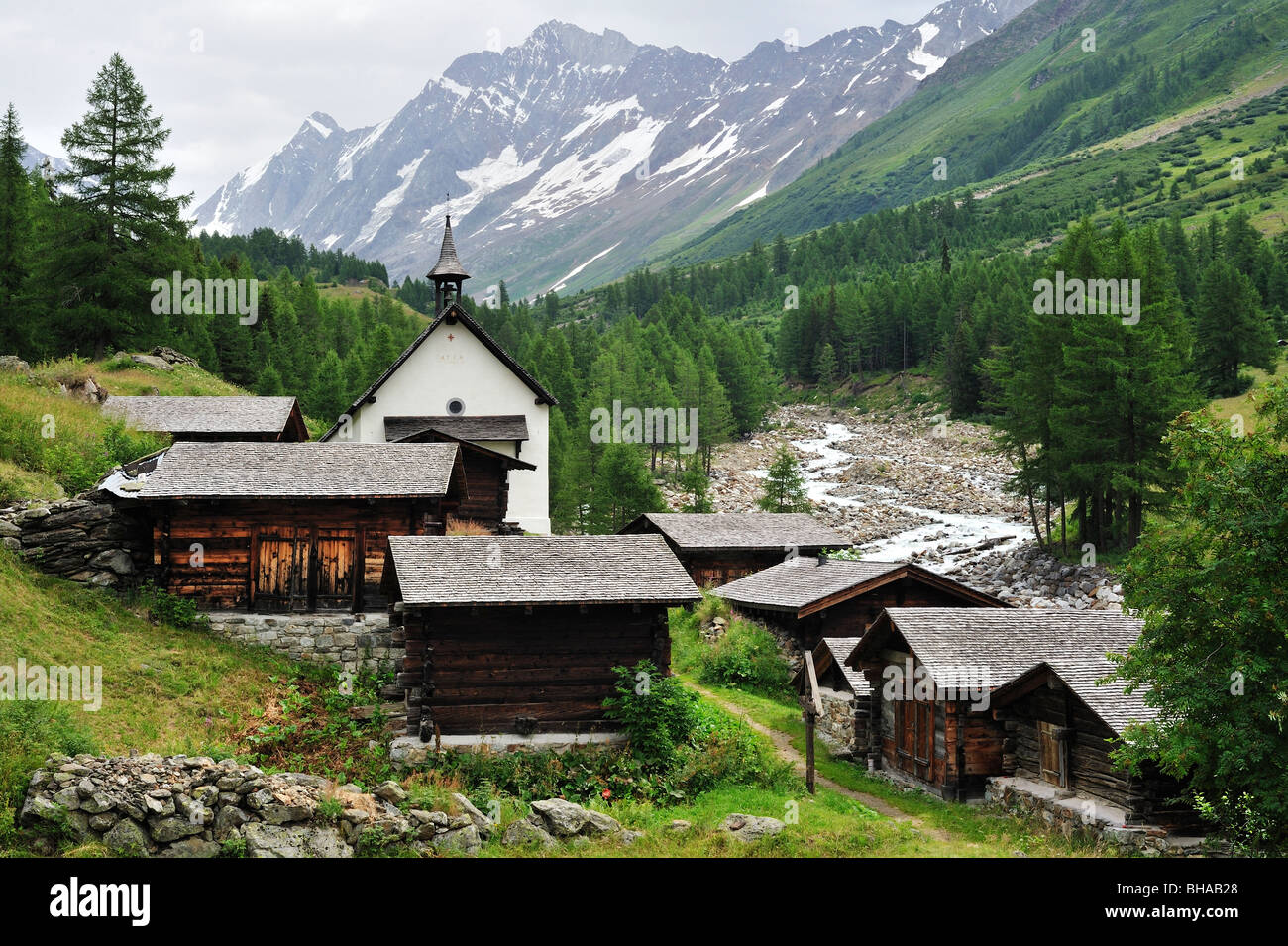 Kapelle und traditionelle Holzchalets und Getreidespeicher / Raccards ...
