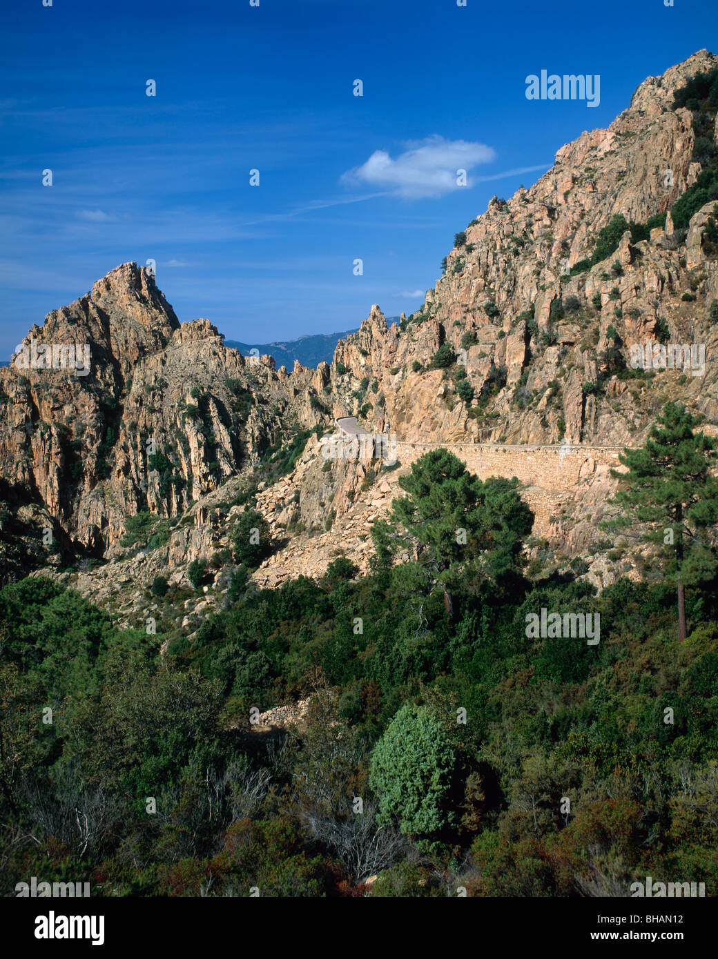 Les calanche corsica road -Fotos und -Bildmaterial in hoher Auflösung ...