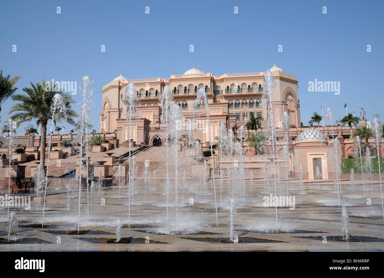 Emirates palace brunnen -Fotos und -Bildmaterial in hoher Auflösung – Alamy