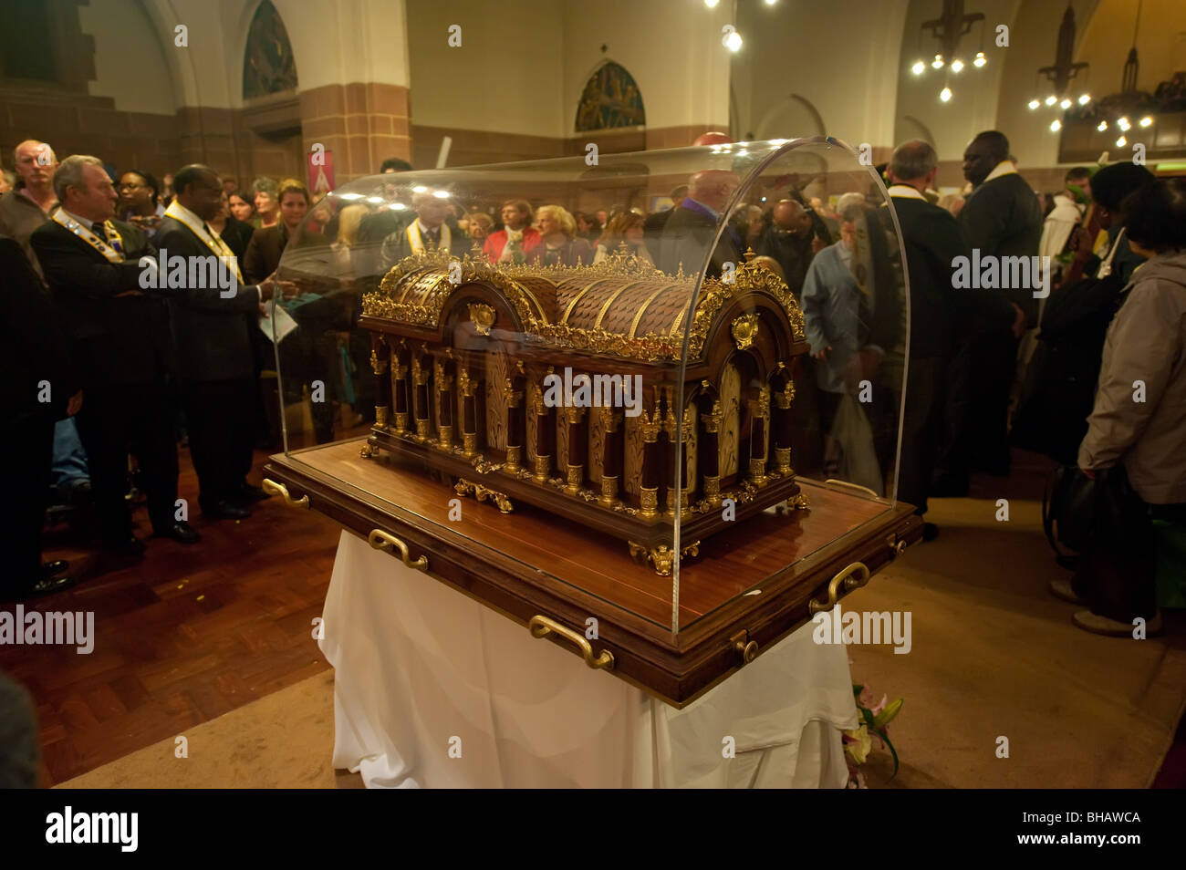 Der Sarg mit den Gebeinen des St. Thérèse von Lisieux in der Kirche der ...