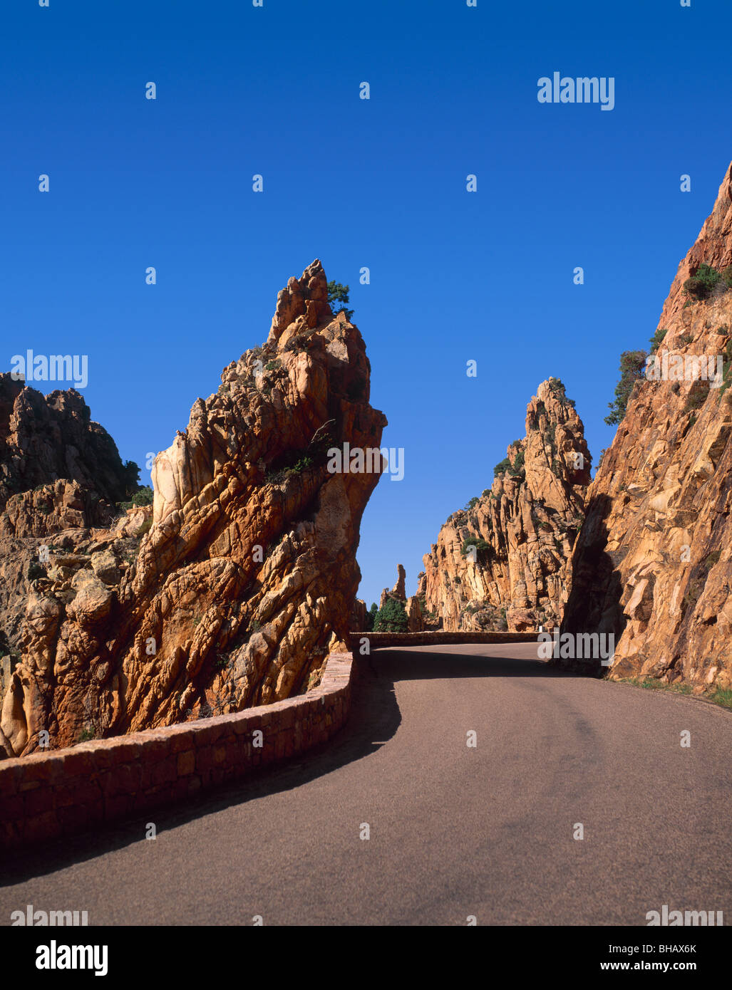 Les calanche corsica road -Fotos und -Bildmaterial in hoher Auflösung ...