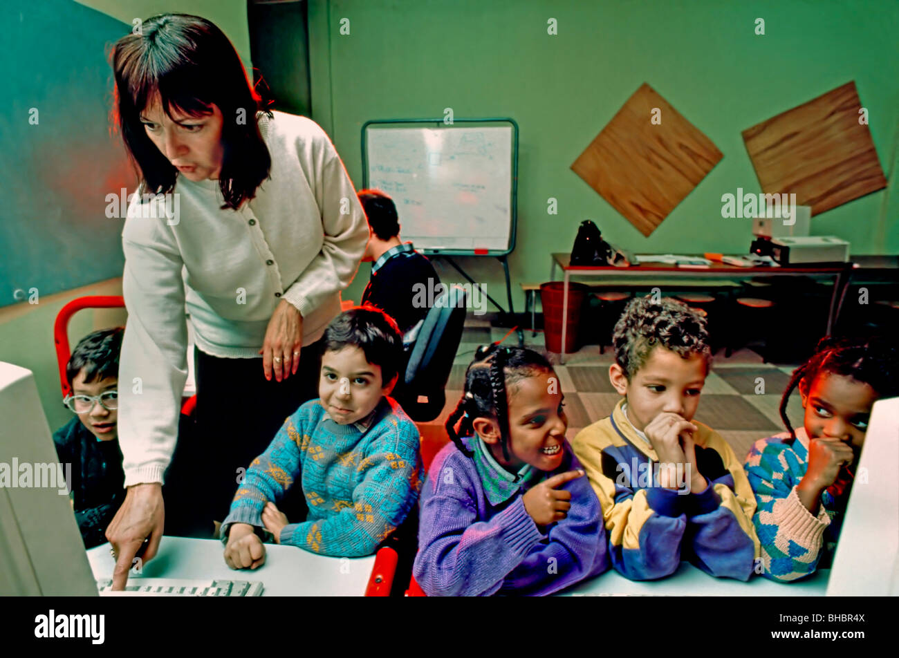 Kinder benutzen computer in der schule -Fotos und -Bildmaterial in ...