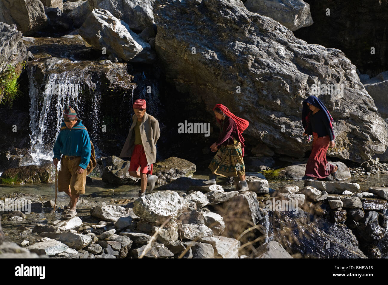 Dorfbewohner herum -Fotos und -Bildmaterial in hoher Auflösung – Alamy