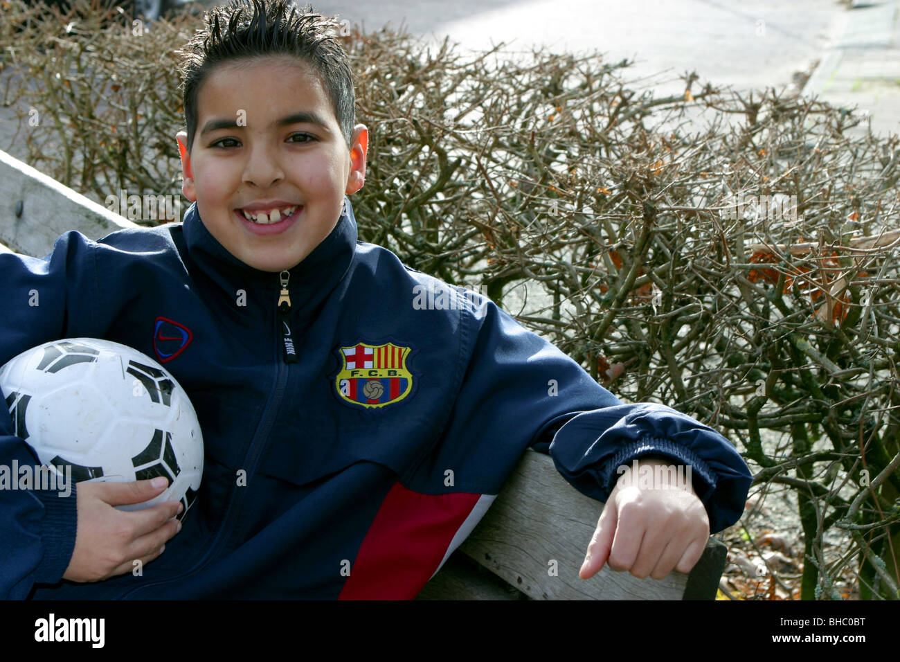 12 jähriger junge sieht in kamera -Fotos und -Bildmaterial in hoher ...