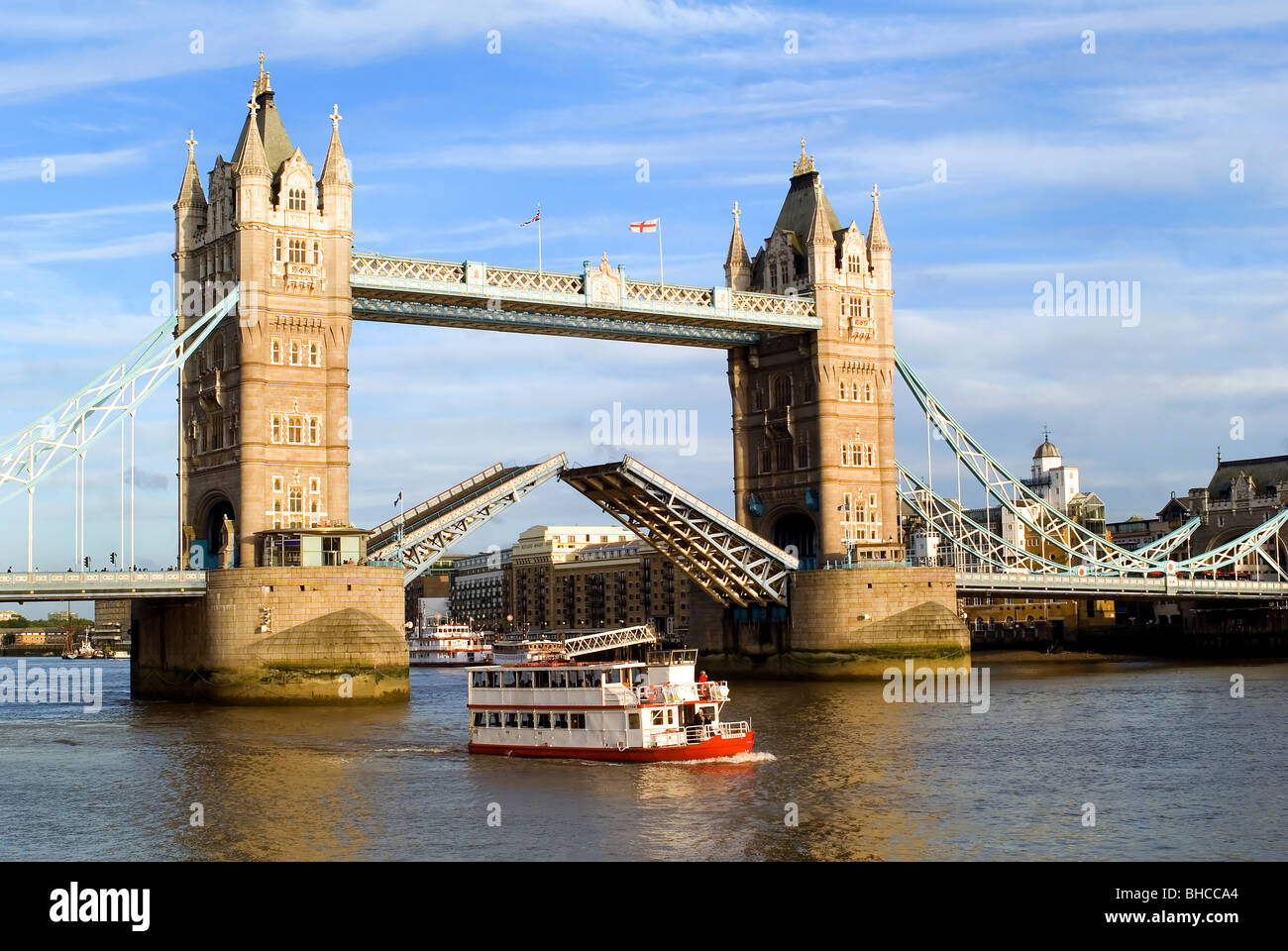 Die Tower Bridge in London eröffnet Stockfotografie - Alamy