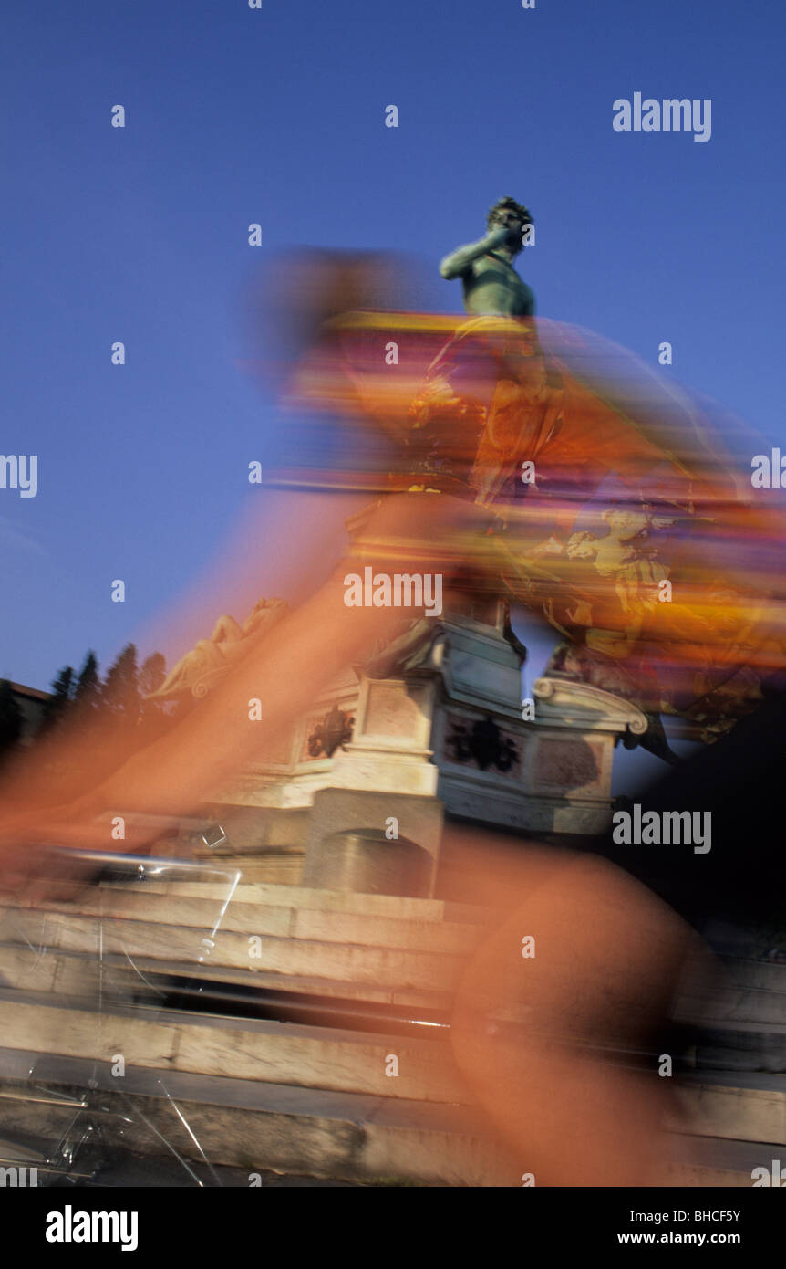Reifenmann statue -Fotos und -Bildmaterial in hoher Auflösung – Alamy