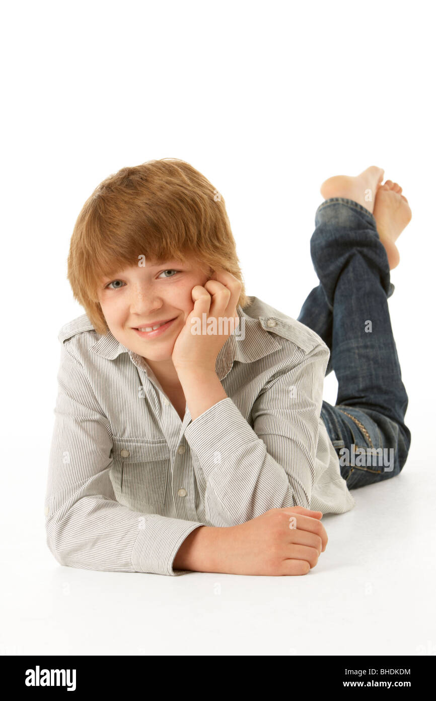 Young boy laying down Ausgeschnittene Stockfotos und -bilder - Alamy