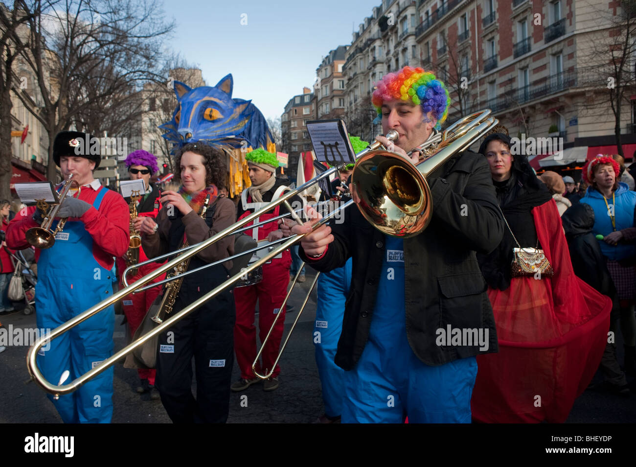 Paris, Frankreich, Franzosen in Kostümentagen Marching in 'Carnaval de ...