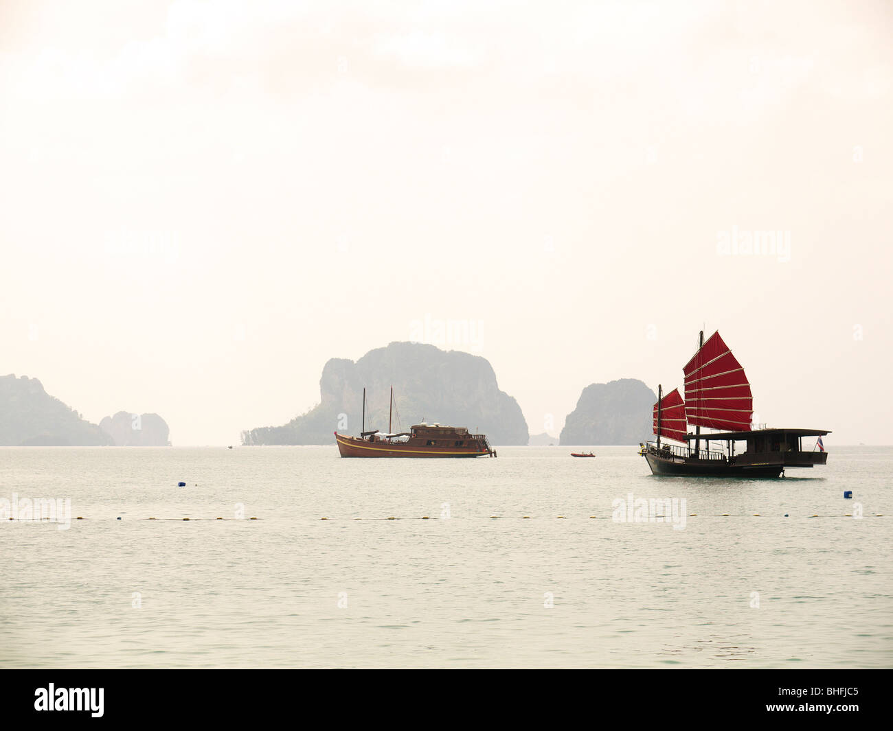 Traditionellen Dhau Boot auf Rai Leh, Andamanensee, Thailand ...