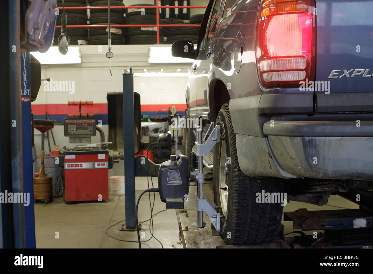 Achsvermessung in High-Tech-Auto-Service-shop Stockfotografie - Alamy