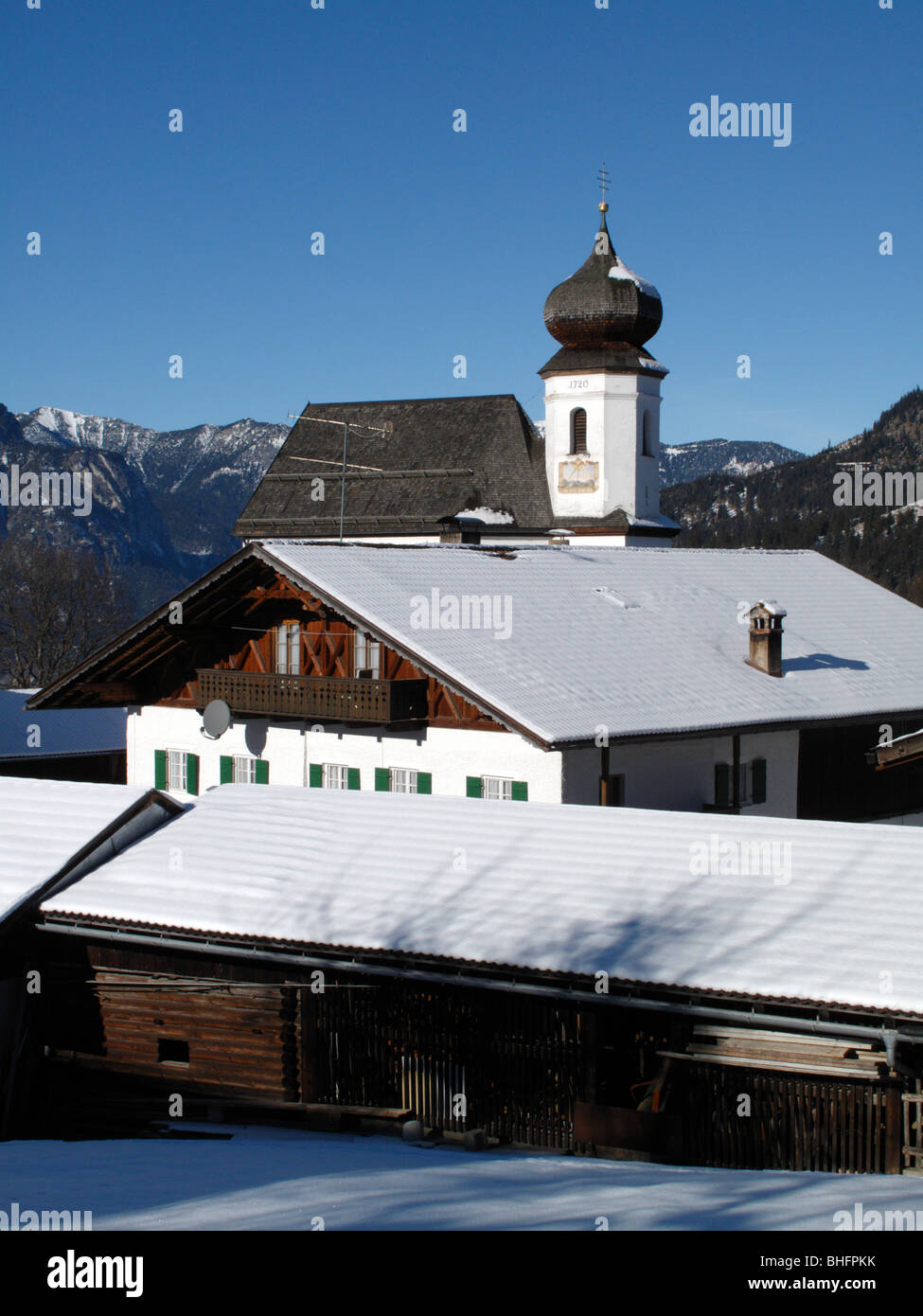 Wamberg bei Garmisch-Partenkirchen, an einem sonnigen Wintertag mit ...