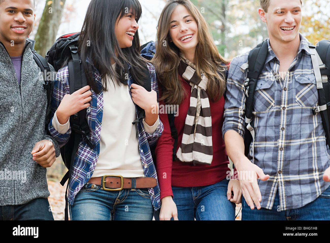 Junge Menschen im Wald Stockfotografie - Alamy