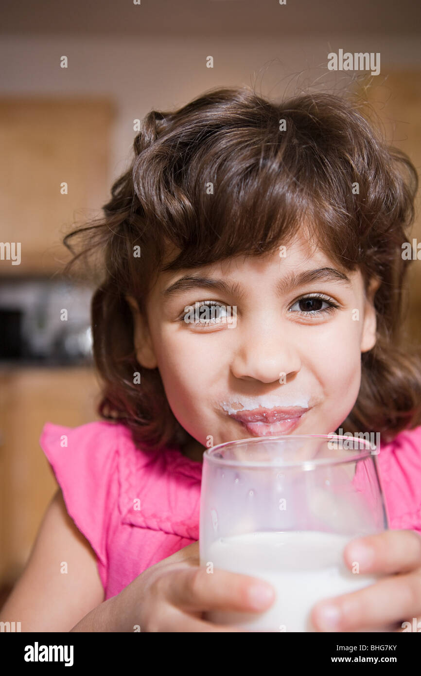 Ein glas milch -Fotos und -Bildmaterial in hoher Auflösung – Alamy