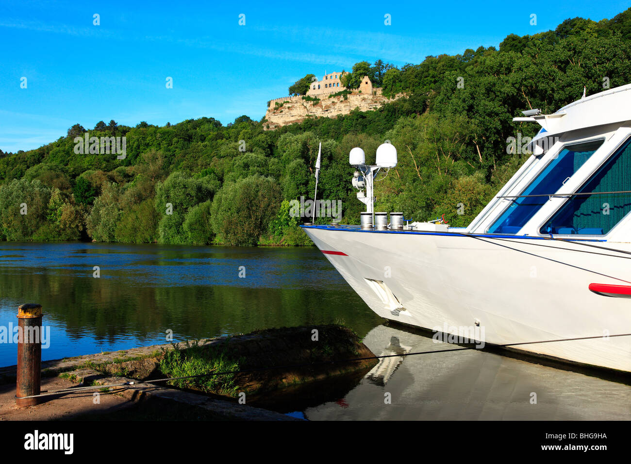 Ein Boot vor Anker auf dem Rhein Stockfotografie - Alamy