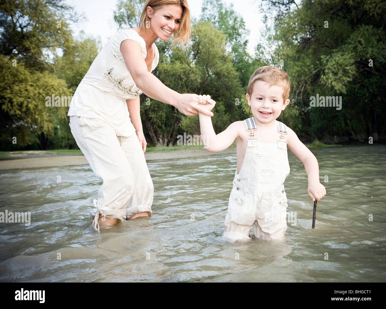 Zwei Kinder Halten Ihre Hand Stockfotos und -bilder Kaufen - Alamy