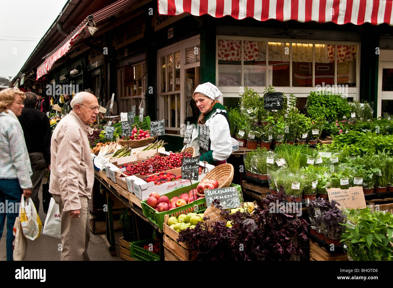 Obst und Gemüse zum Verkauf auf dem freien Markt Naschmarkt in Wien ...
