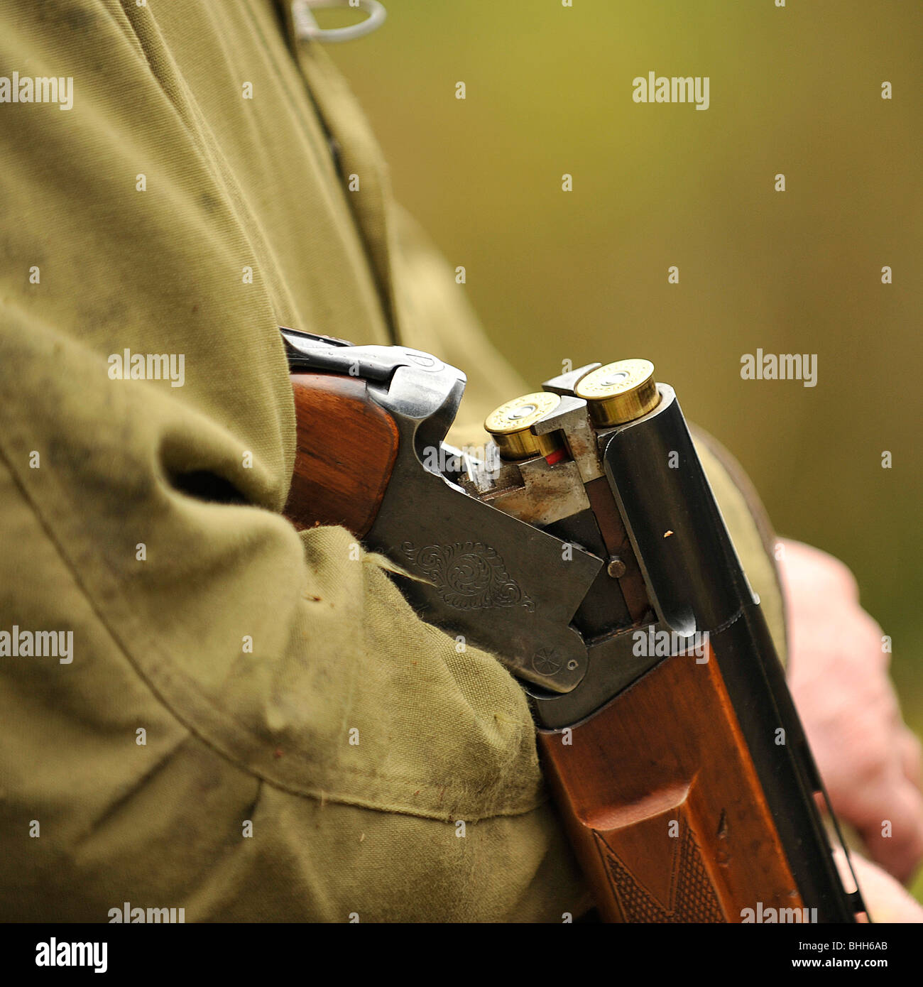 Mann mit geladener waffe -Fotos und -Bildmaterial in hoher Auflösung ...