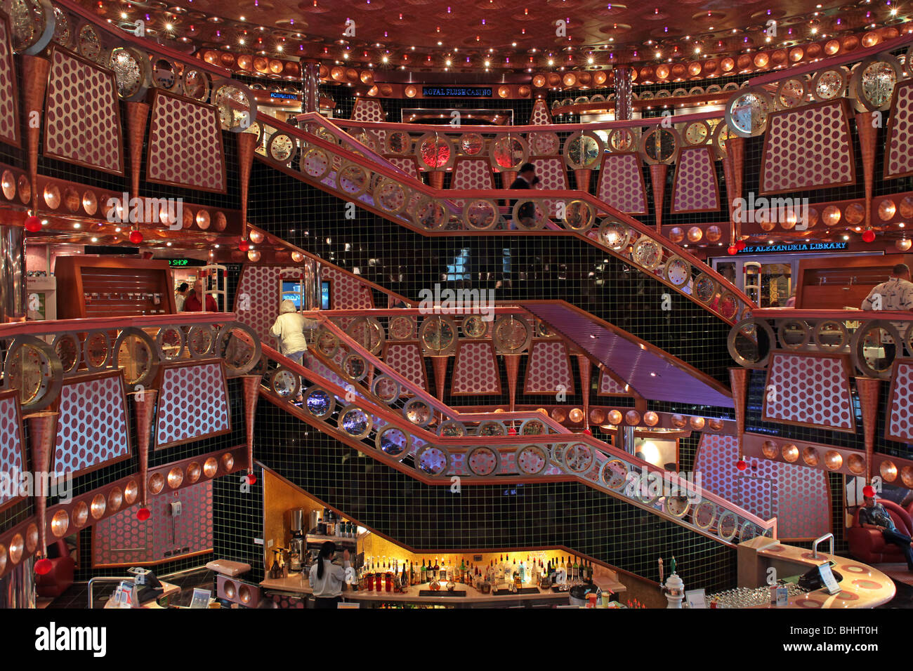 Kreuzfahrt Schiff Atrium, Treppen und luxuriösen Licht und Architektur ...