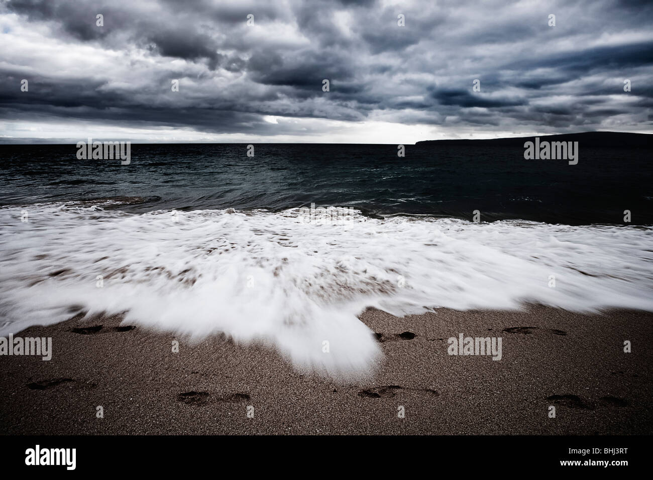 Wave crashing on beach -Fotos und -Bildmaterial in hoher Auflösung – Alamy