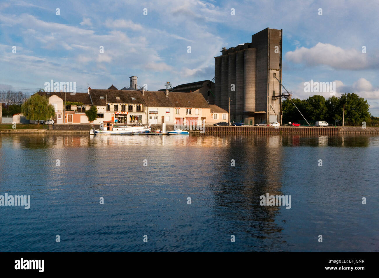 Montereau fault yonne -Fotos und -Bildmaterial in hoher Auflösung – Alamy