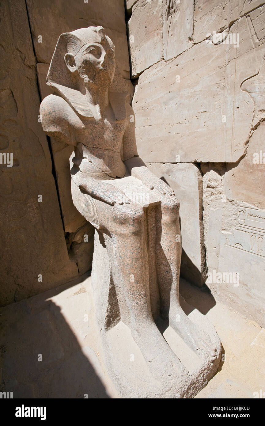 Sitzende Statue von Pharao Thutmosis III in der Nähe der Festival Hall ...