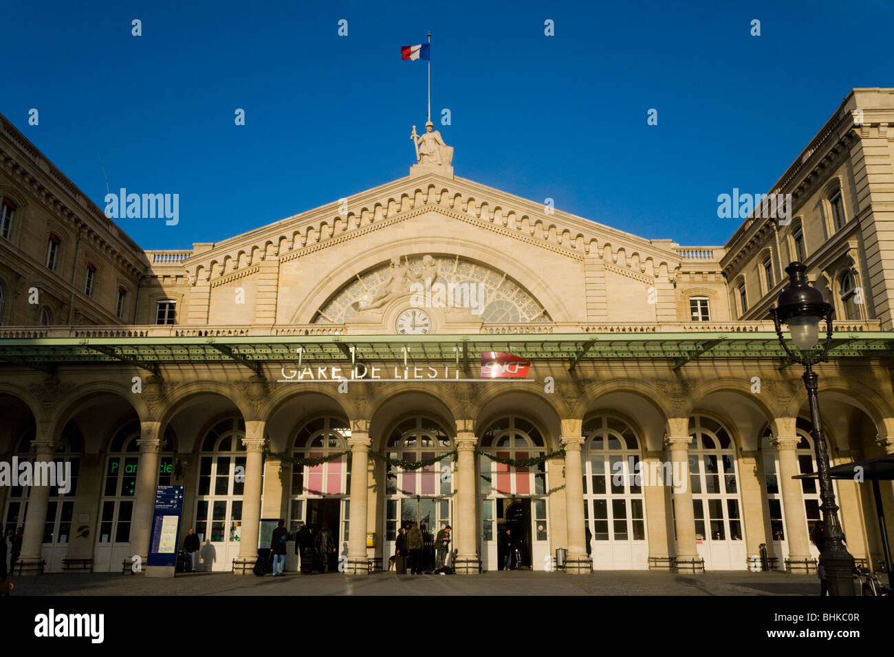Haupteingang und Vorderseite des Gare de l ' est Bahnhof in Paris ...