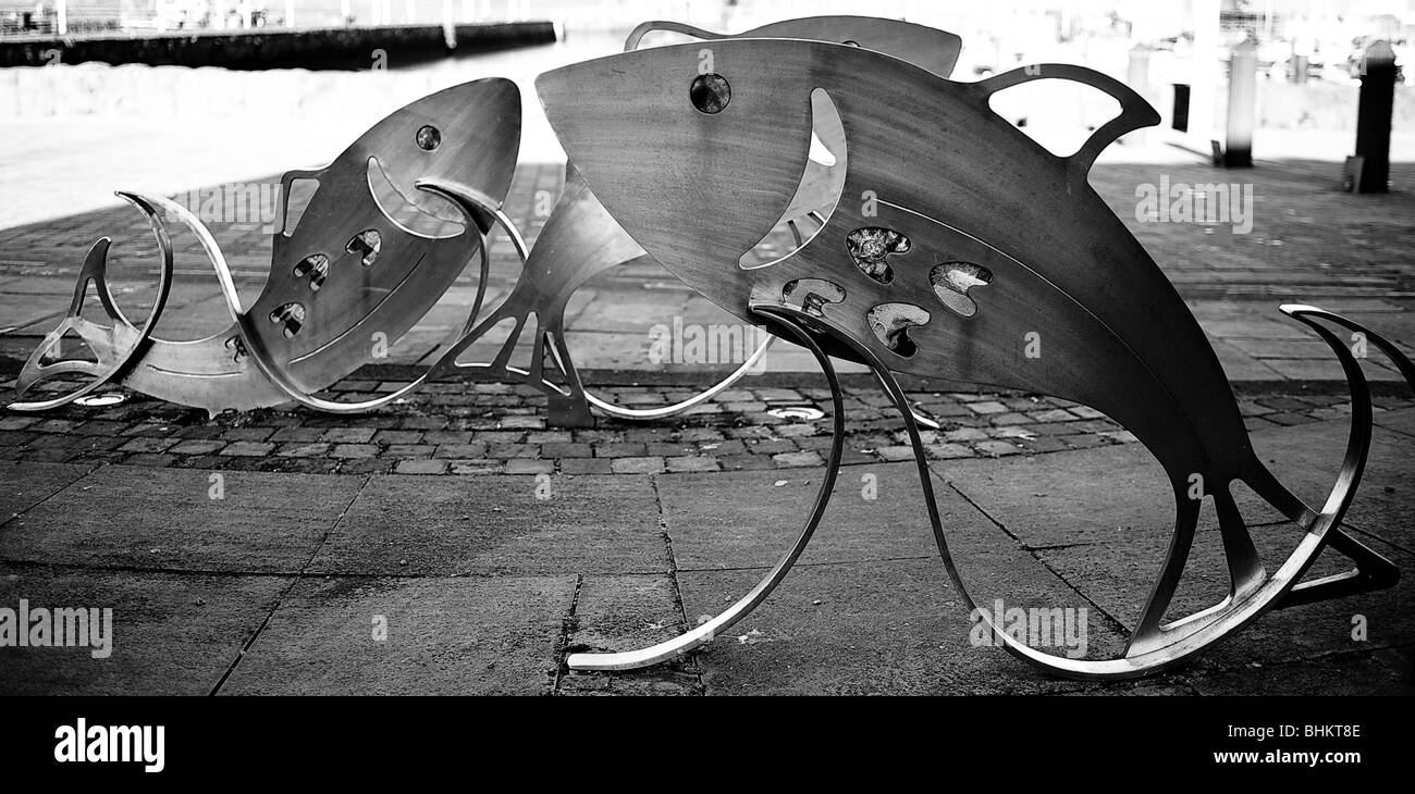 Cumbria port metall metallische fische quay kai glanz stahl Schwarzweiß ...