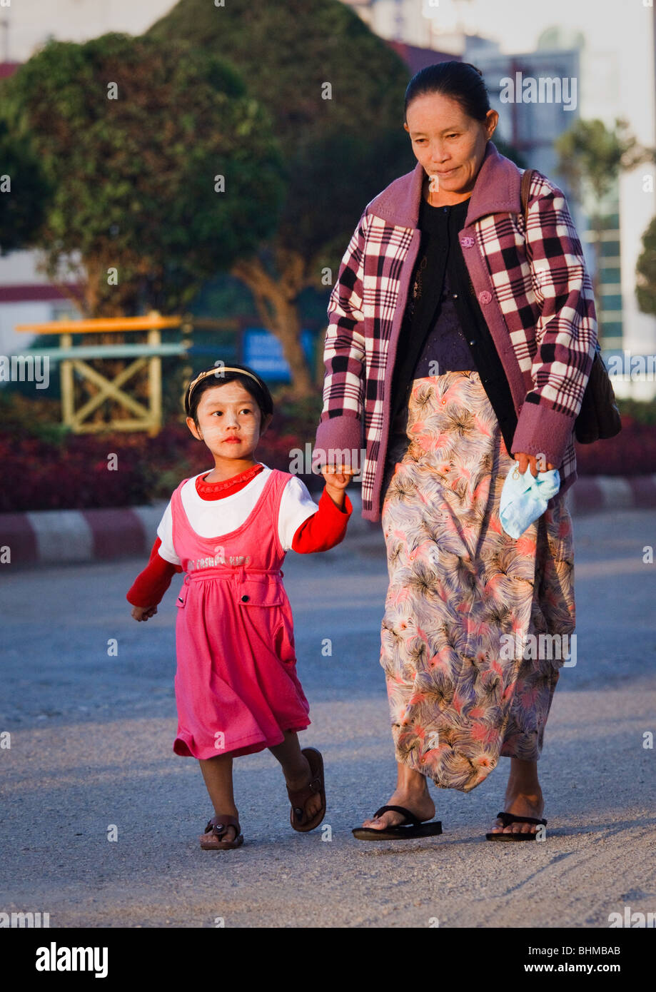 Myanmar-Mädchen mit traditionellen Tanaka Make-up im Gesicht von der ...