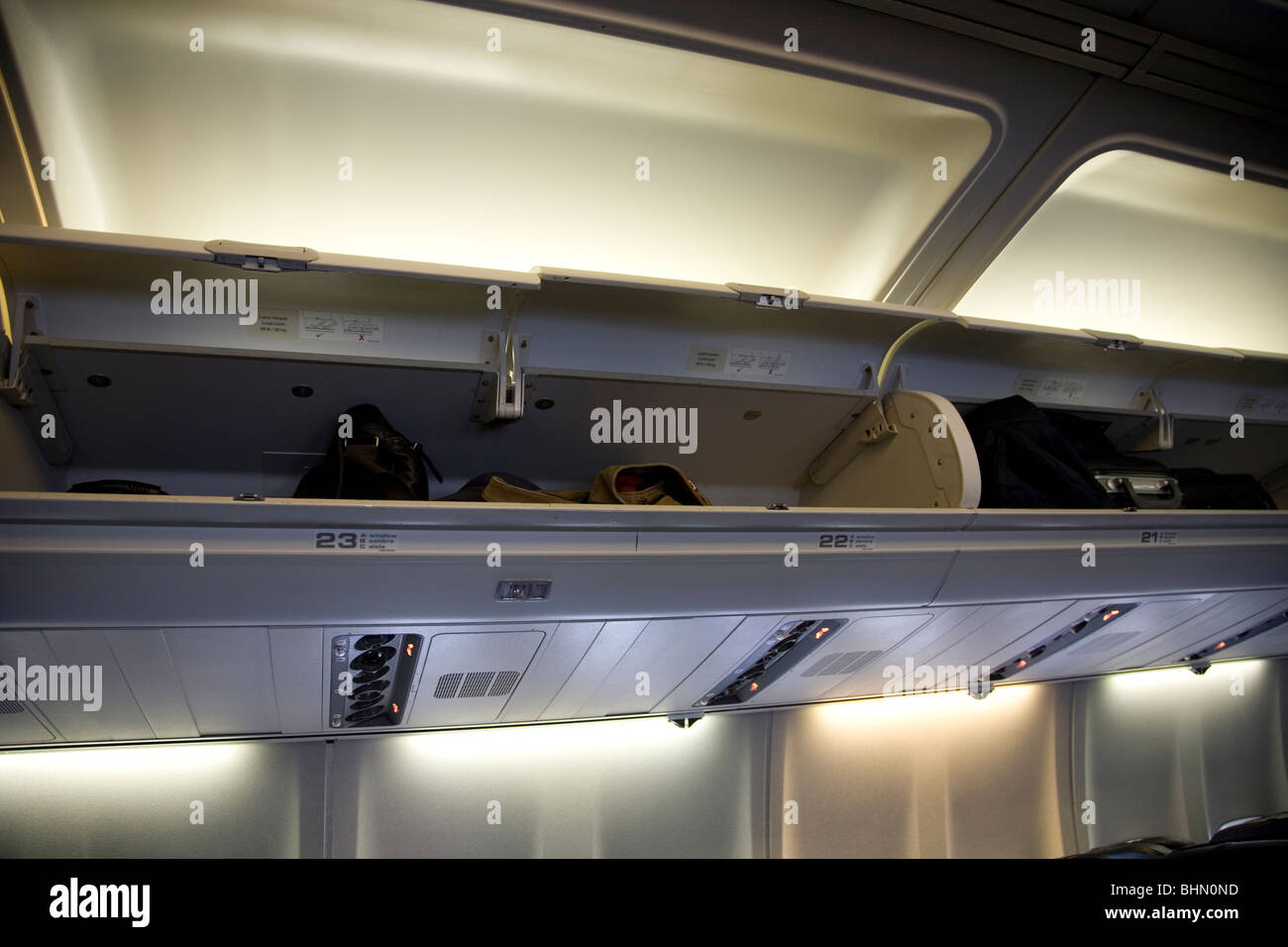 Overhead Compartment Stockfotos & Overhead Compartment Bilder - Alamy