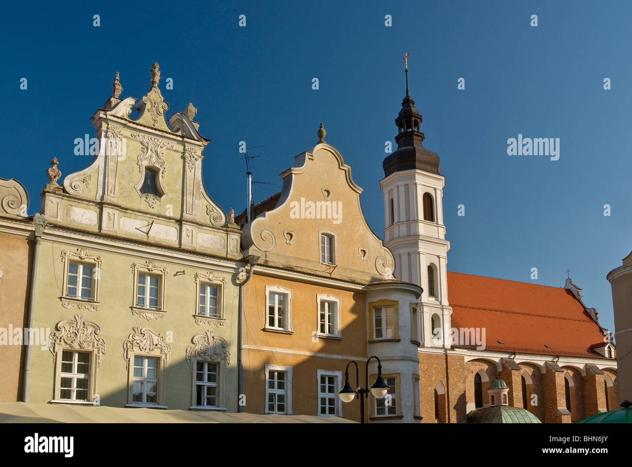Häuser am Rynek (Marktplatz) und Holy Trinity Church in Oppeln, Opole ...