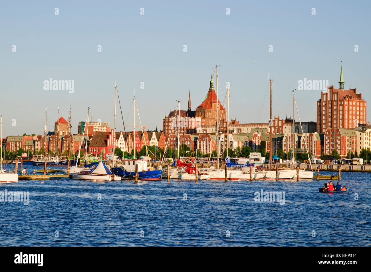 Altstadt und Fluss Warnow, Rostock, Mecklenburg-Vorpommern Deutschland ...