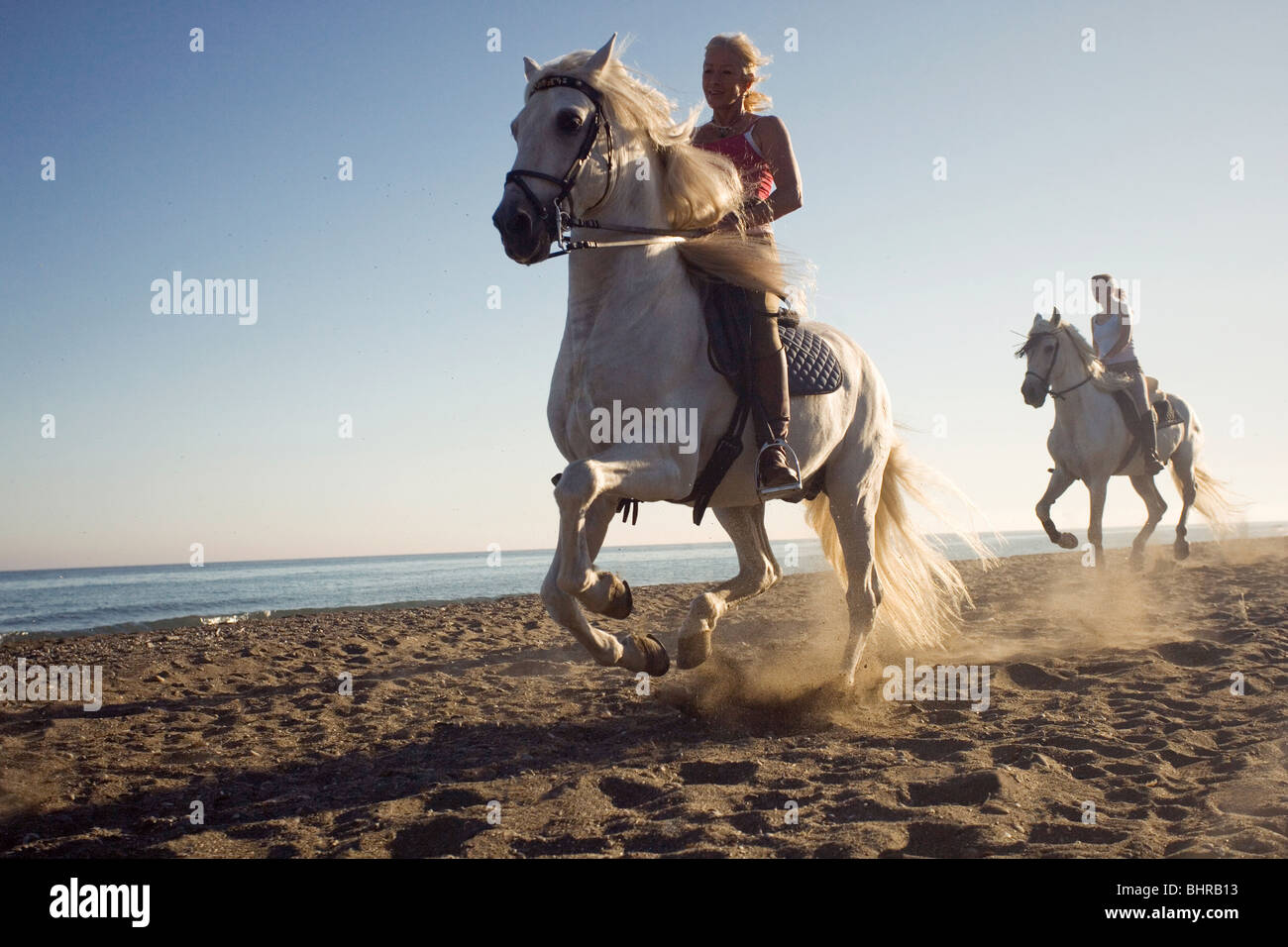 Zwei Frauen Reiten am Strand Stockfotografie - Alamy