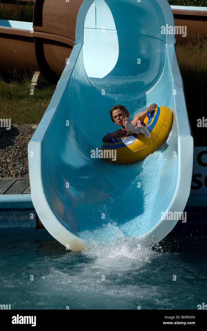 Kind auf der wasserrutsche -Fotos und -Bildmaterial in hoher Auflösung ...
